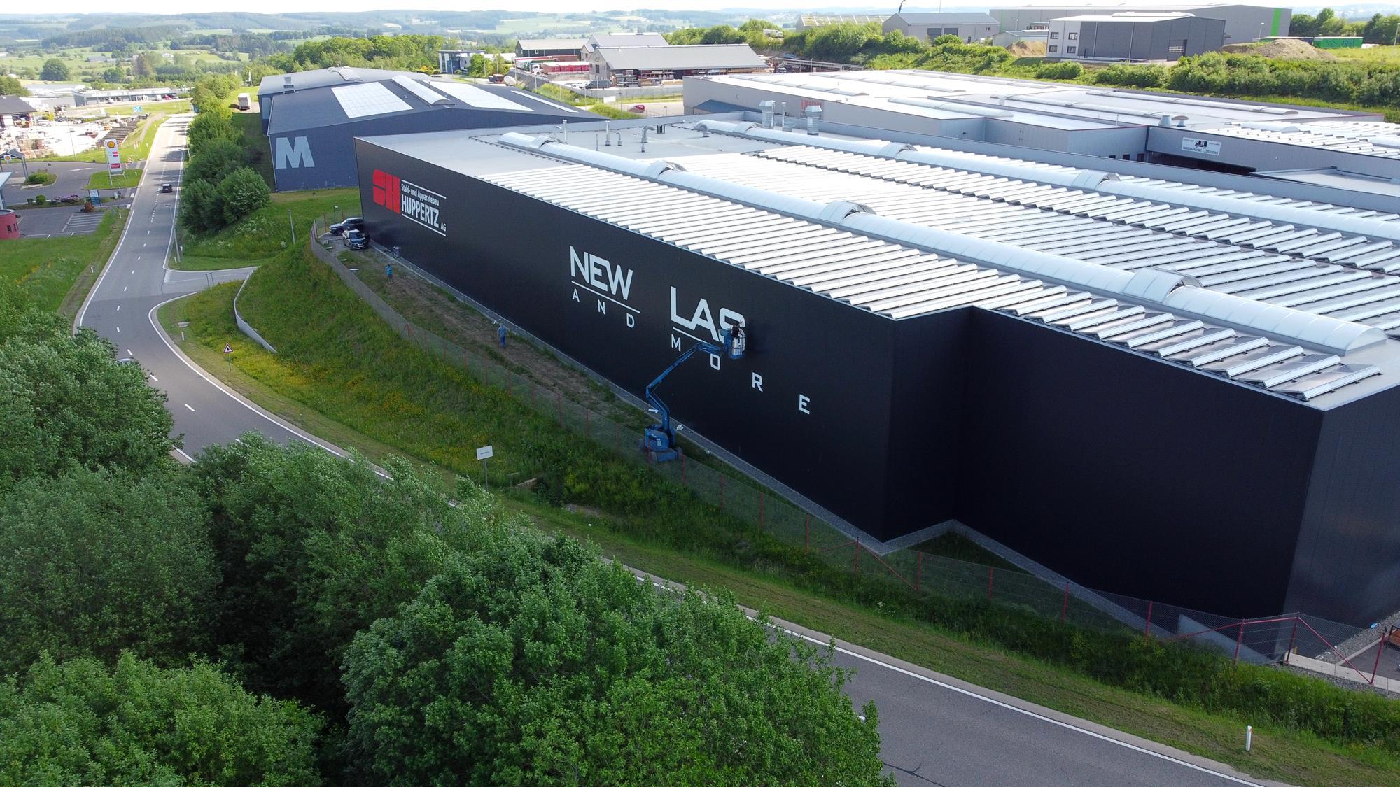 Neue Fassadenbeschriftung - Die letzten News - Huppertz AG - Stahlbau